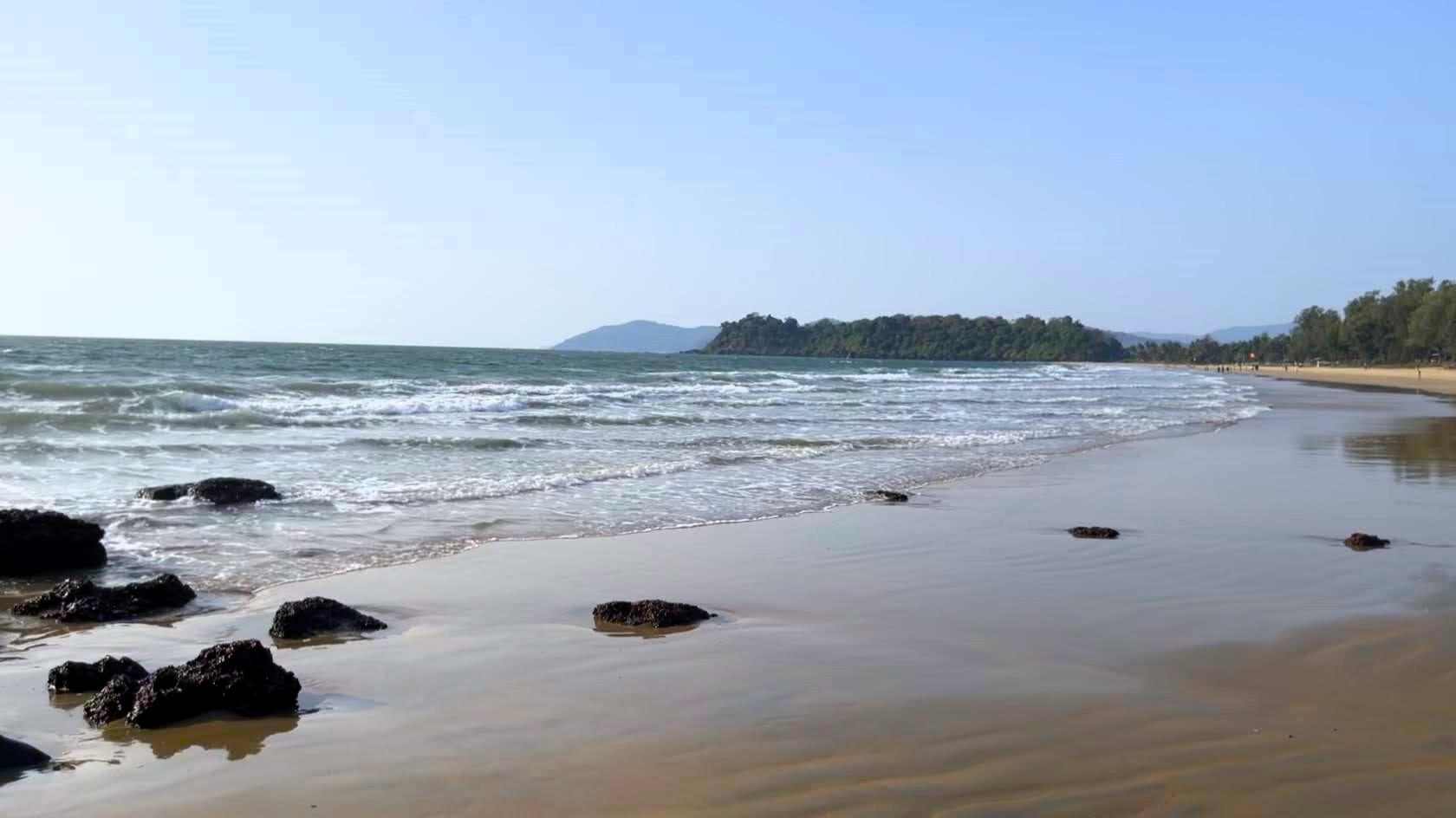 Ye Bheege Patthar Sunehri Kirno ke teer kha kar pighal rahe hain ...